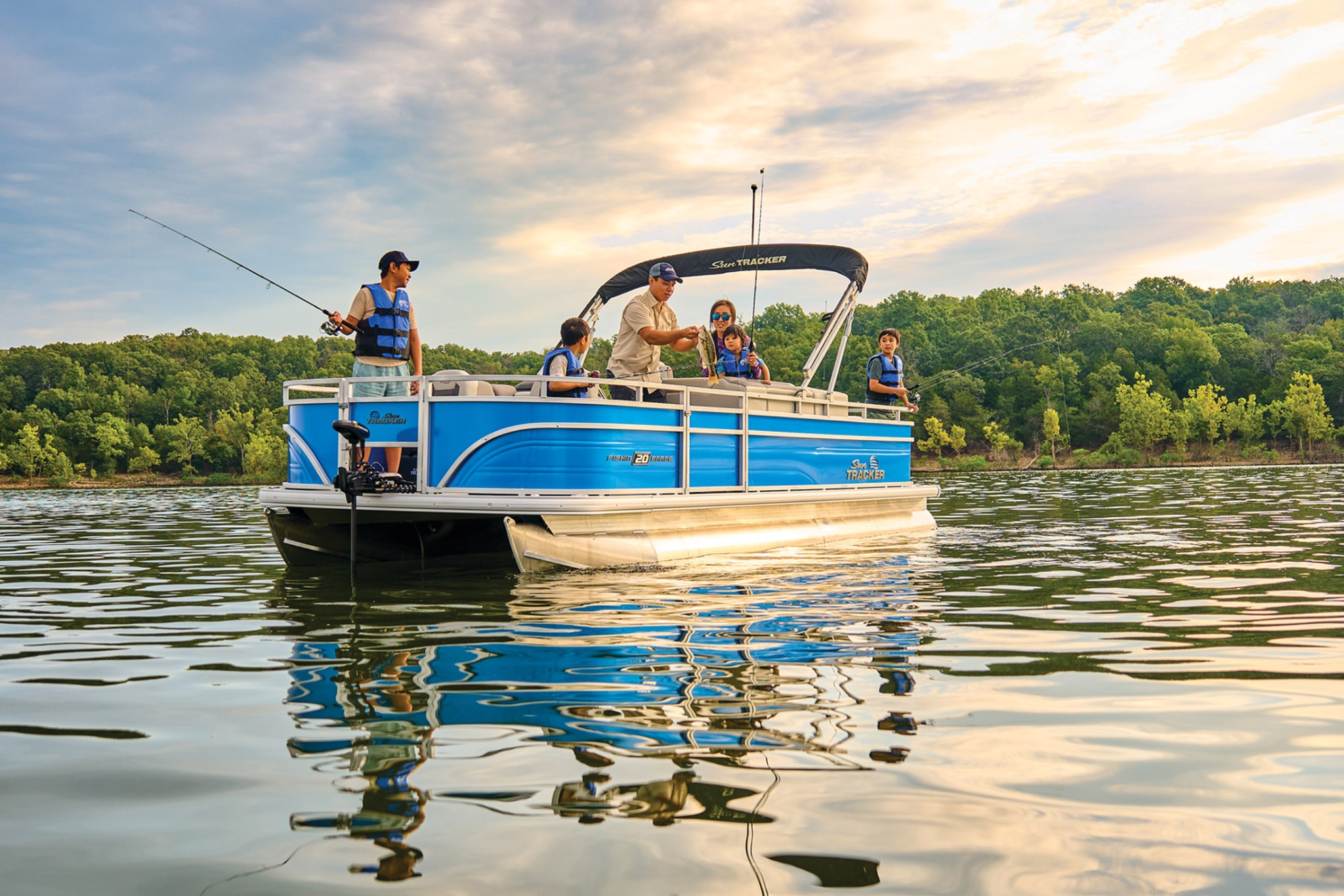SUN TRACKER Pontoon Boats