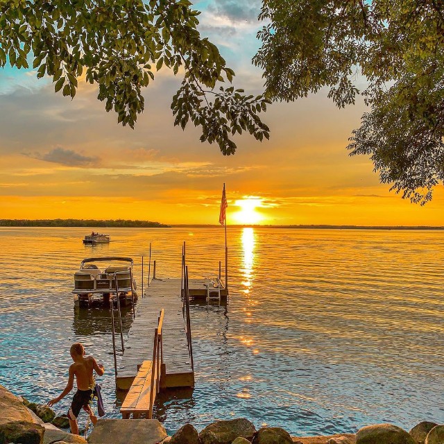 SUN TRACKER Pontoon Boats